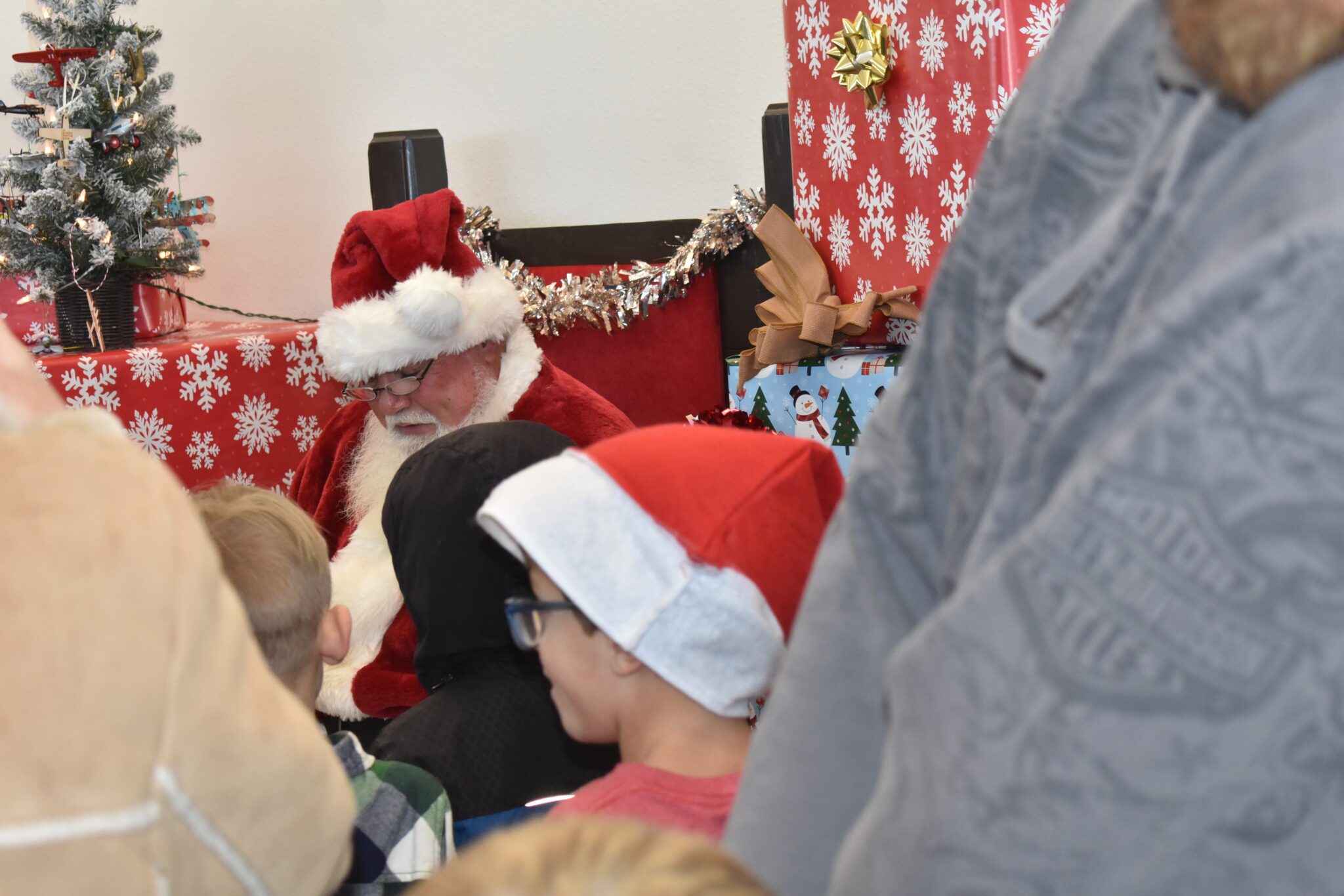 Santa Flies into Sheridan Airport Yesterday – Sheridan Media